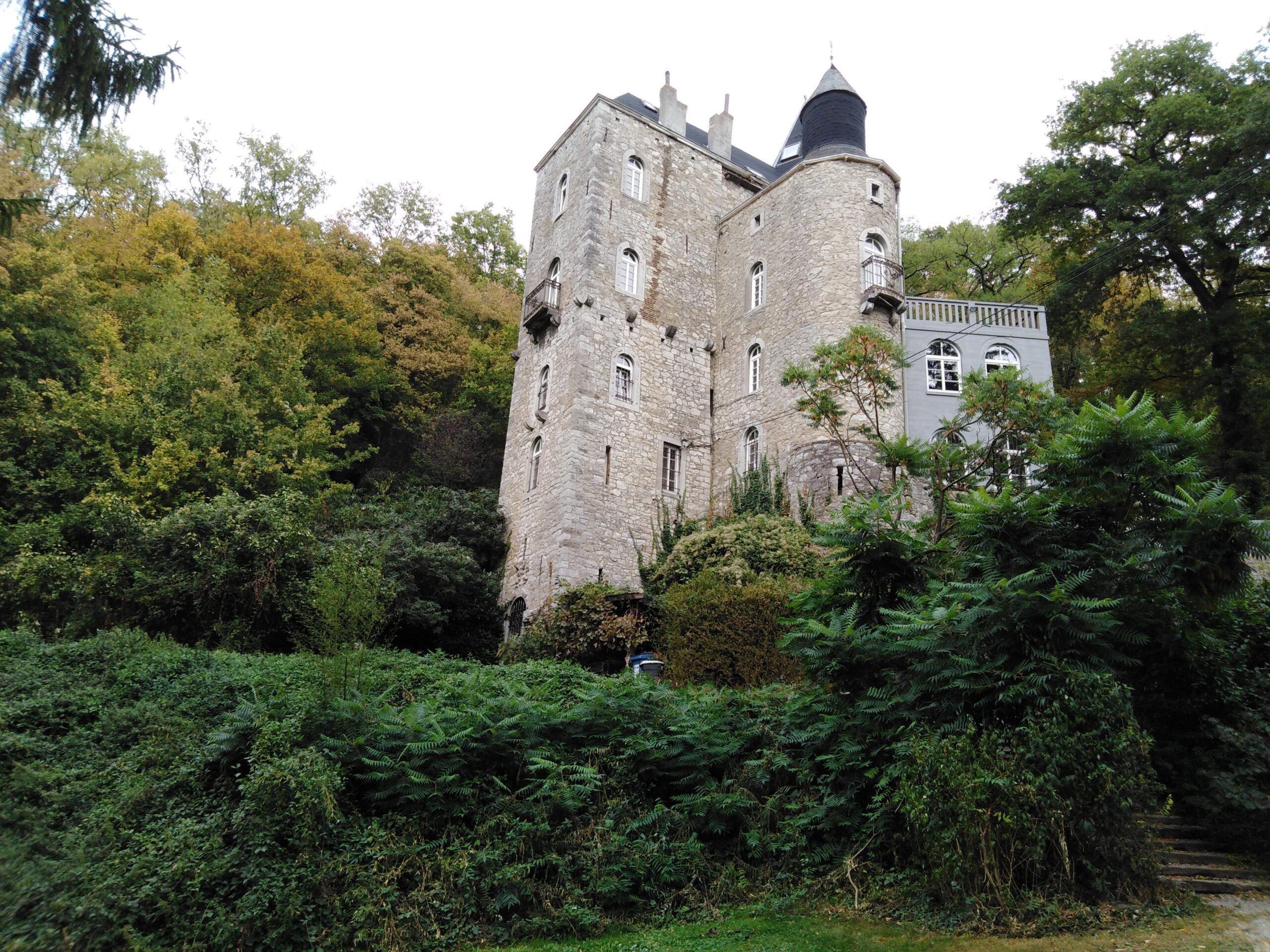 Les Grottes et le Château des Grottes de Floreffe - Terra Curiosa